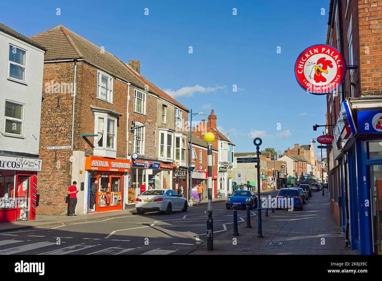 Row of cars parked on the street hi-res stock photography and images ...