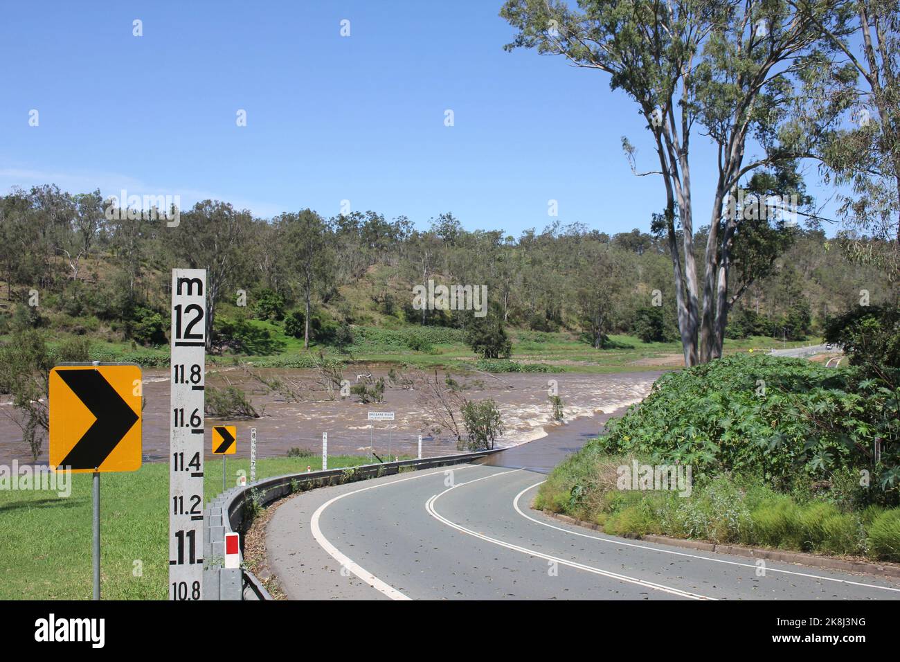 Floodwaters at Mount Crosby Road Colleges Crossing, Brisbane River ...