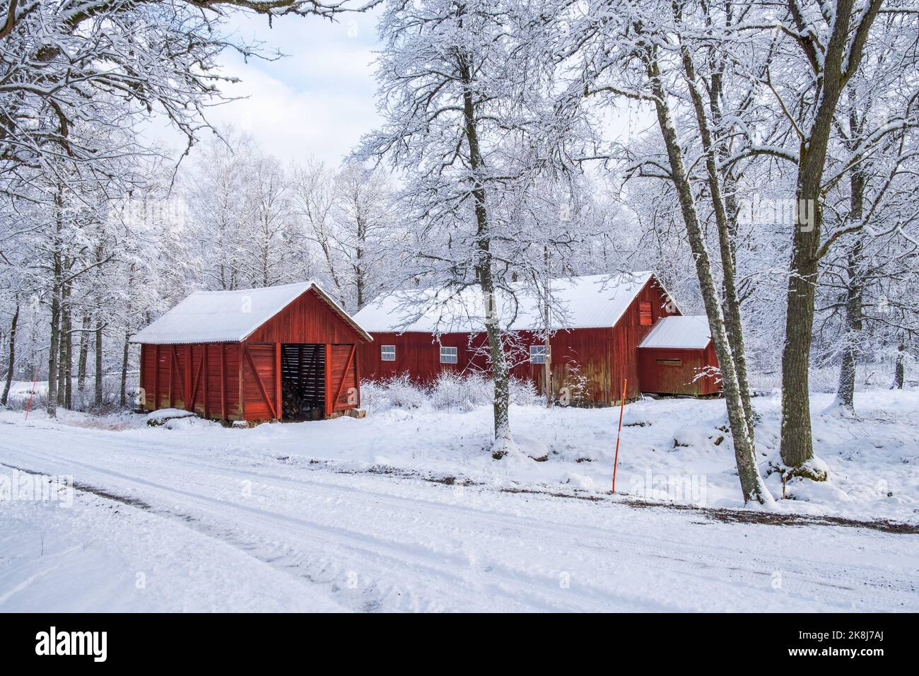Red barns in snow hi-res stock photography and images - Alamy