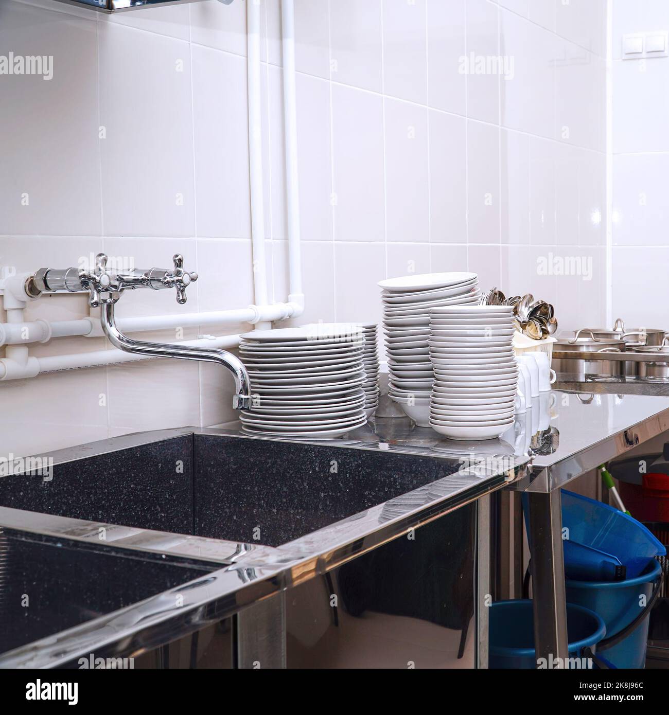 Clean washed dishes in the kitchen of a restaurant or cafe Stock Photo ...
