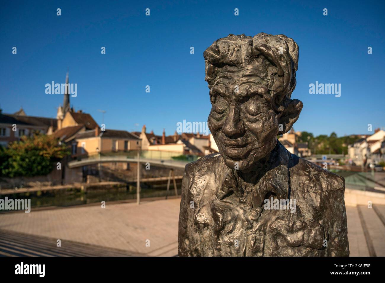 The Chinese of Montargis is a bronze statue on the banks of the Pâtis ...