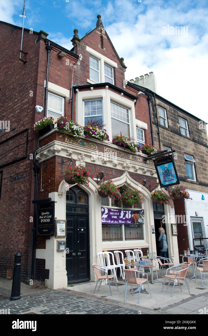 Pub with outdoor seating hi-res stock photography and images - Alamy