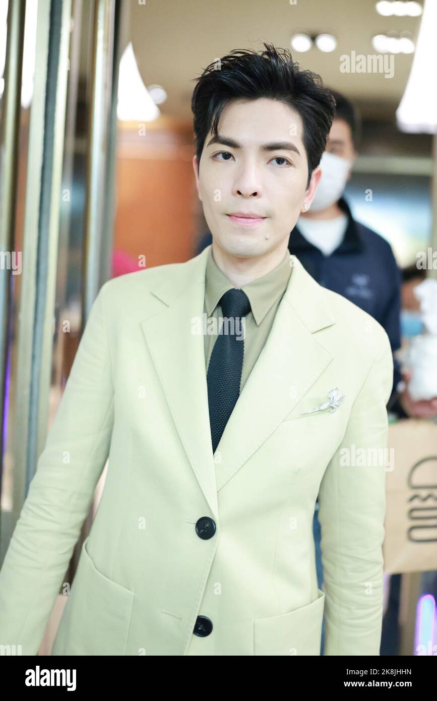 Taiwanese singer and actor Jam Hsiao was leaving the hotel in Shanghai ...
