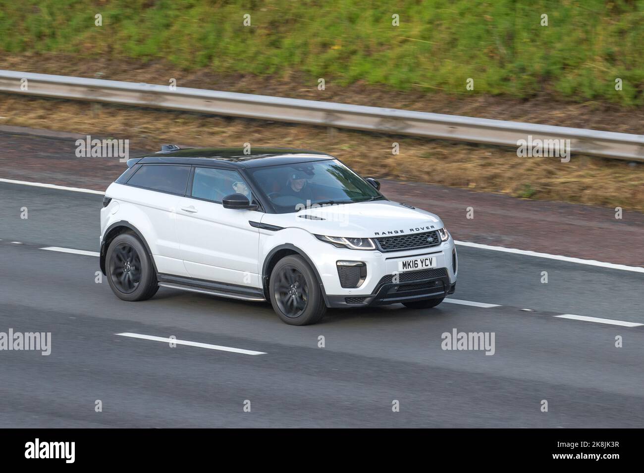 Range rover evoque side view hi-res stock photography and images - Alamy