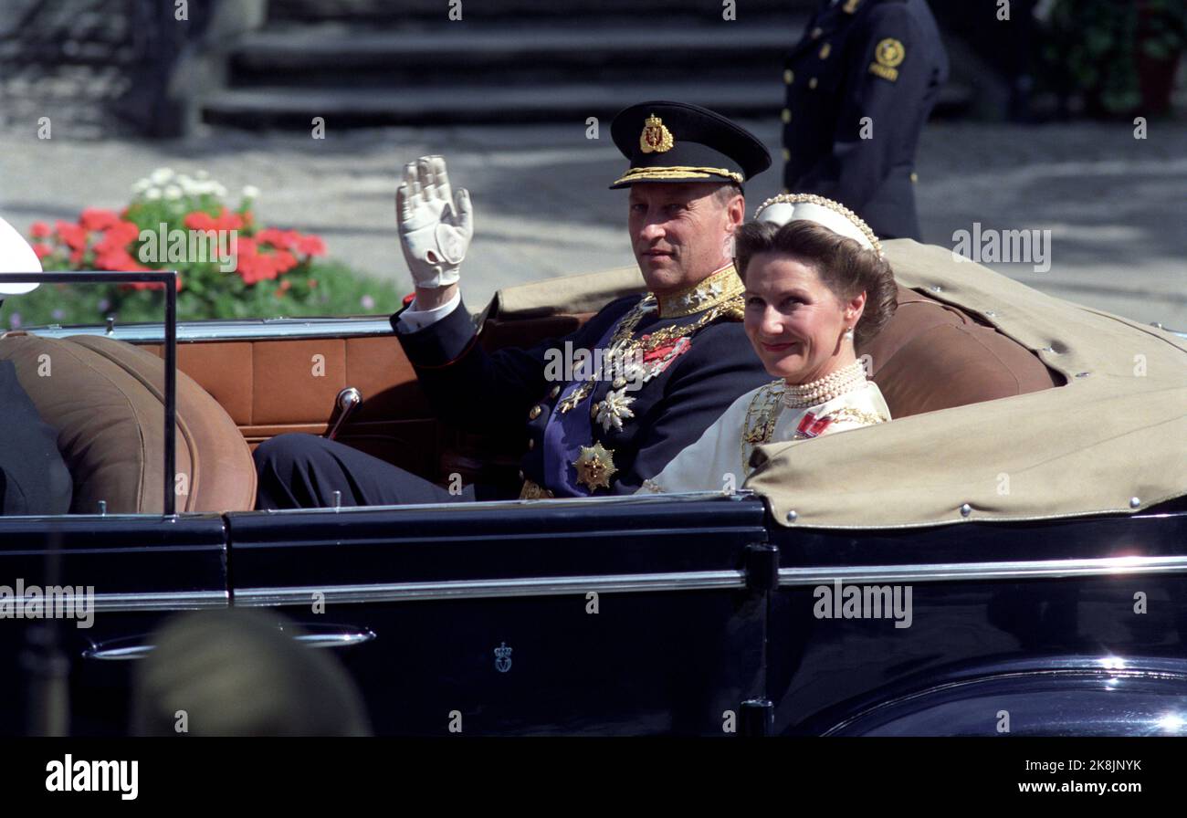 King harald v signes in the nidaros cathedral traditional hi-res stock ...