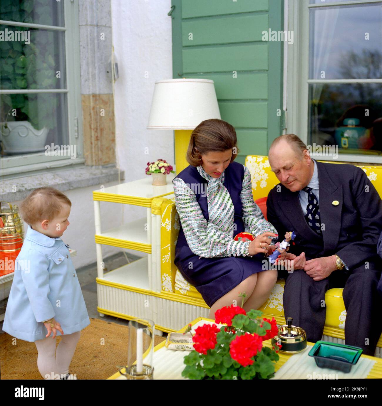 Asker 19730618: King Olav with Princess Märtha Louise and Crown ... Asker 19730618: King Olav with Princess Märtha Louise and Crown ...