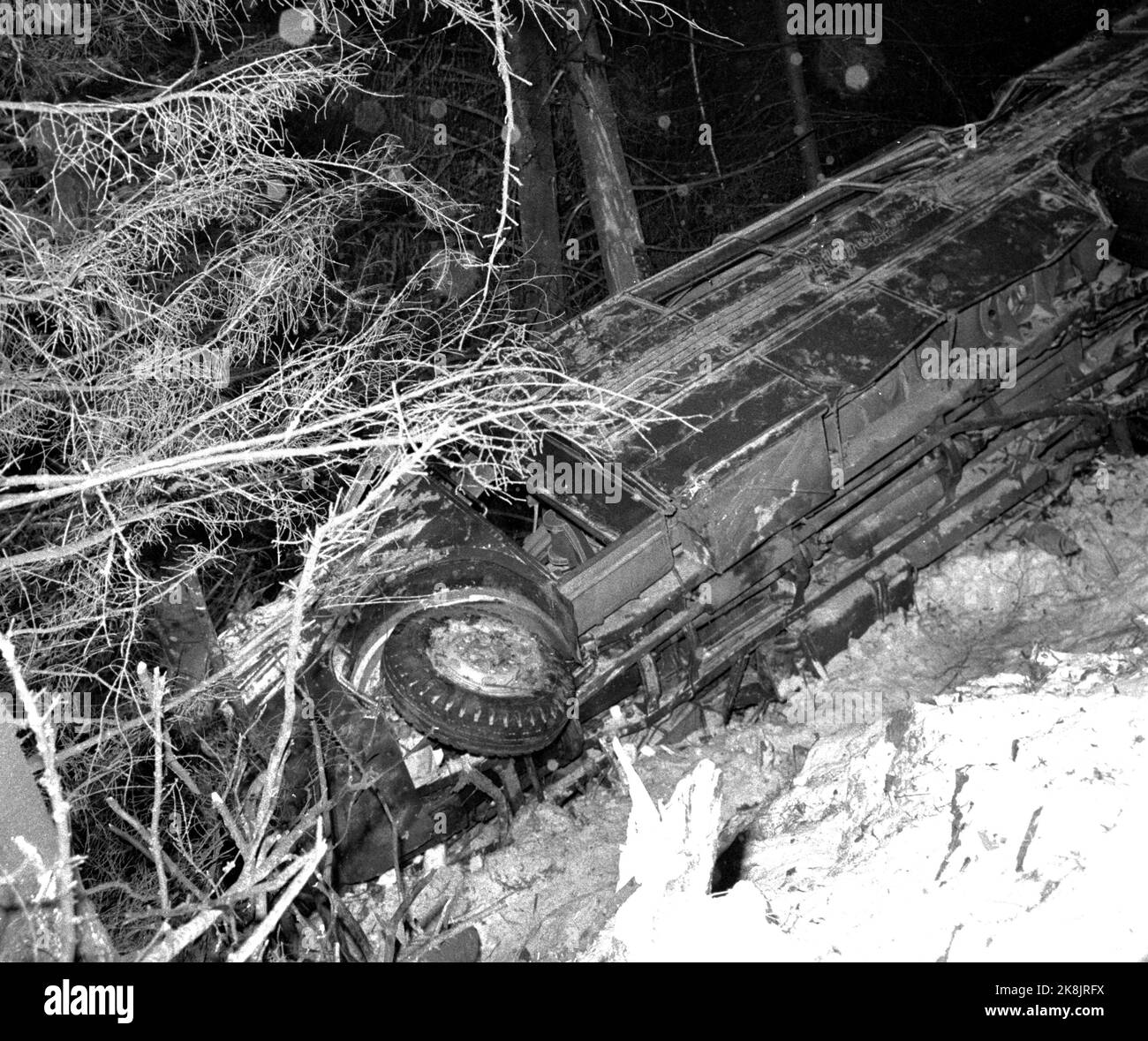 Minnesund 19580223 A Swedish tourist bus from Borås, drove off the road ...
