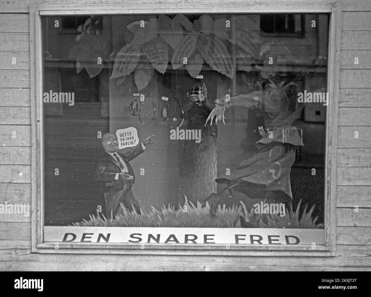 WW2 Oslo 19440925 German Statsban's information office. Window ...