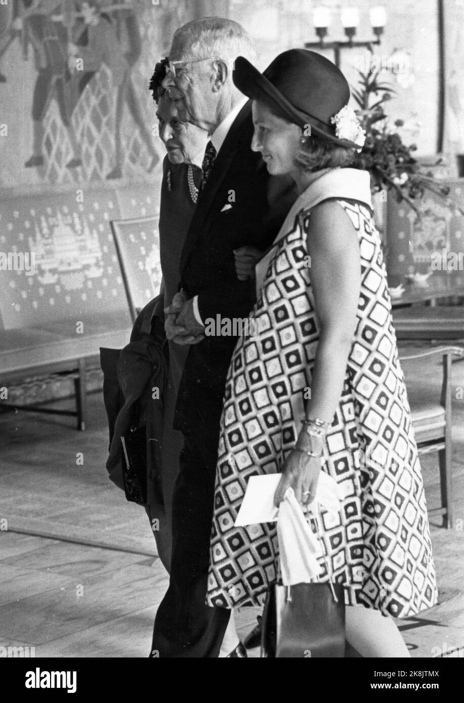 Arrives in oslo Black and White Stock Photos & Images - Alamy