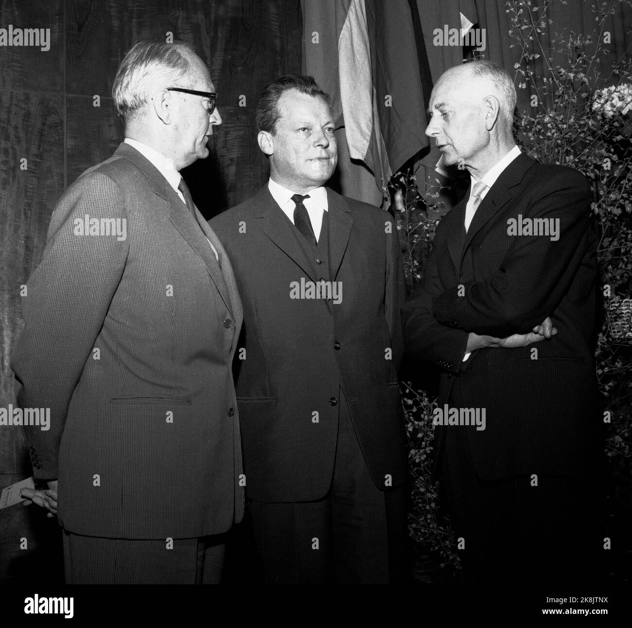 Oslo 19610410 Berlin's chief officer Willy Brandt (in the middle ...