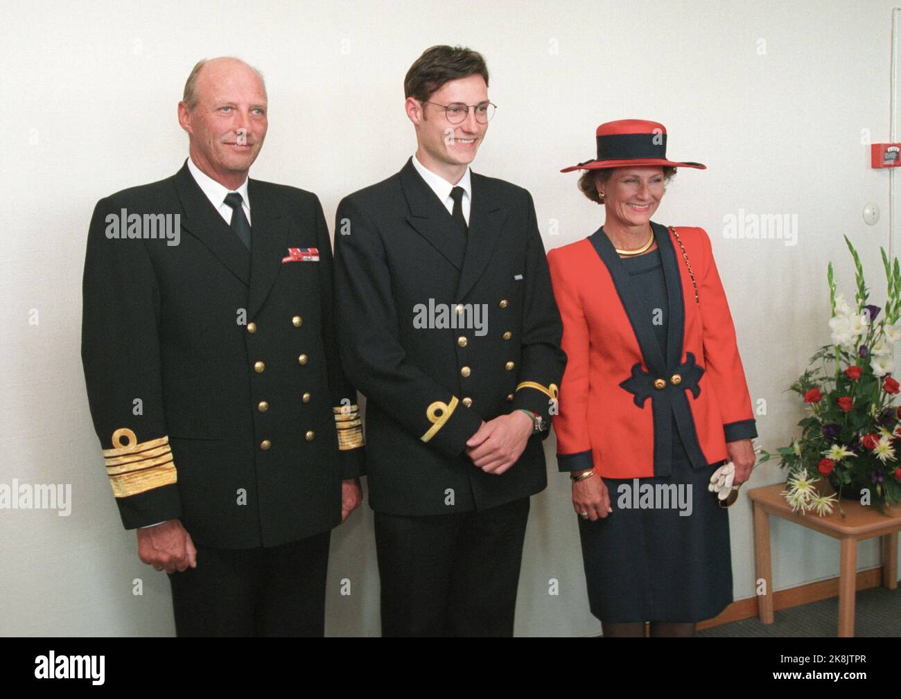 Bergen 19950530. Crown Prince Haakon receives its exam papers from the ...