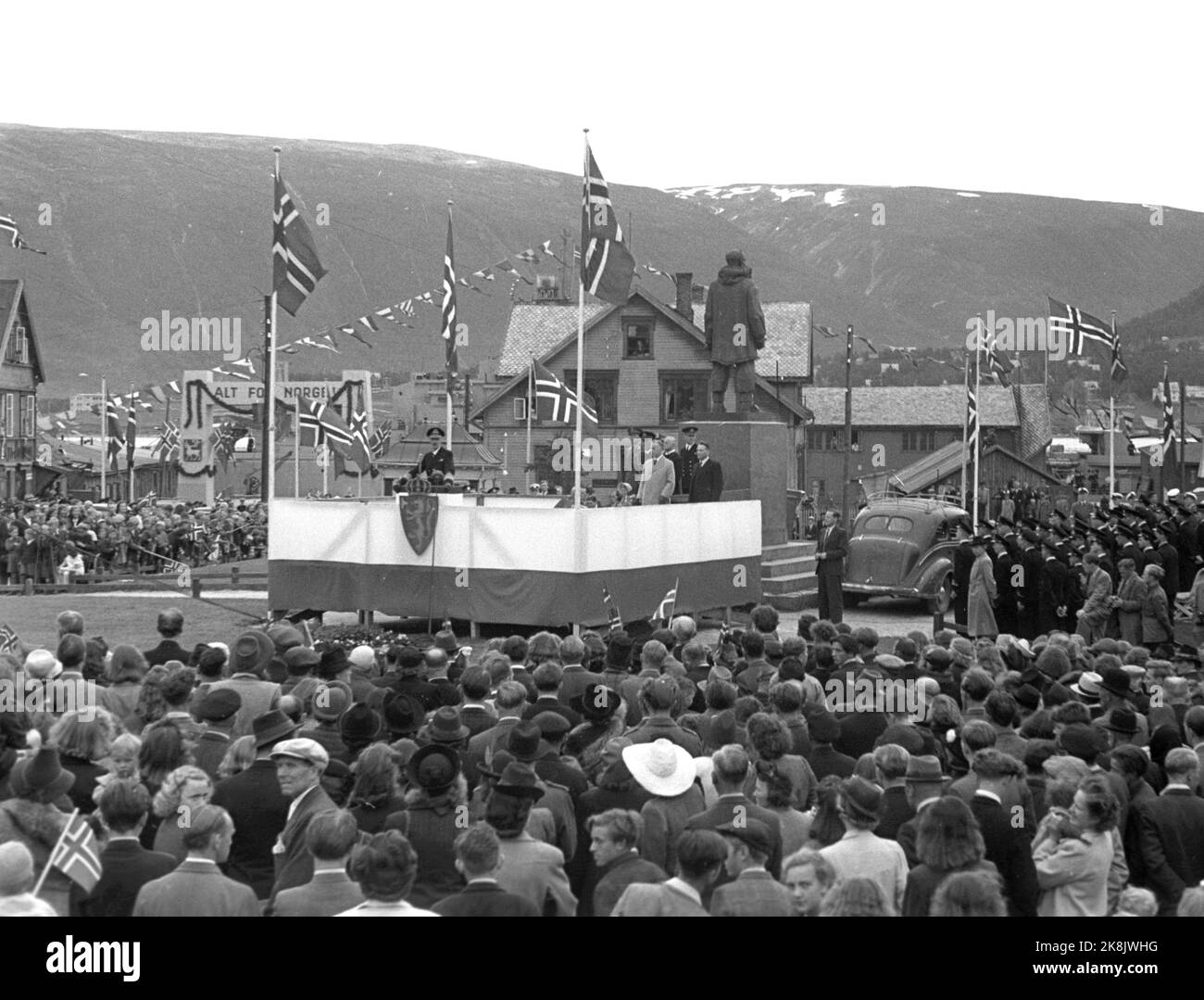Ntb archive ntb happiness crowd restoration flag hi-res stock ...