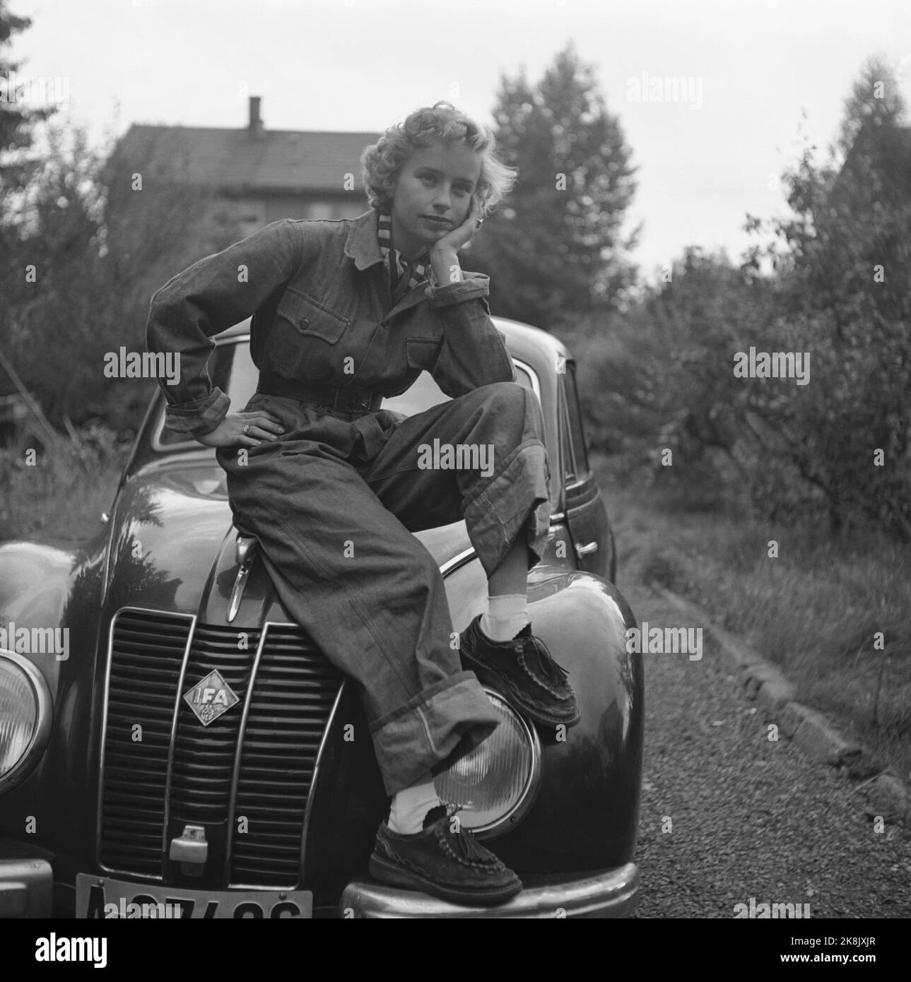 Oslo 1954 - Edna Falao is Europe's only female speedway runner. Here ...