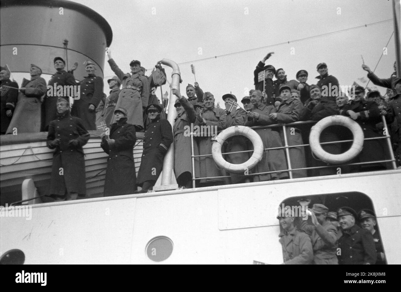 OSLO 194505 Fredsdagene 1945. Norske offiserer kommer tilbake fra tysk ...