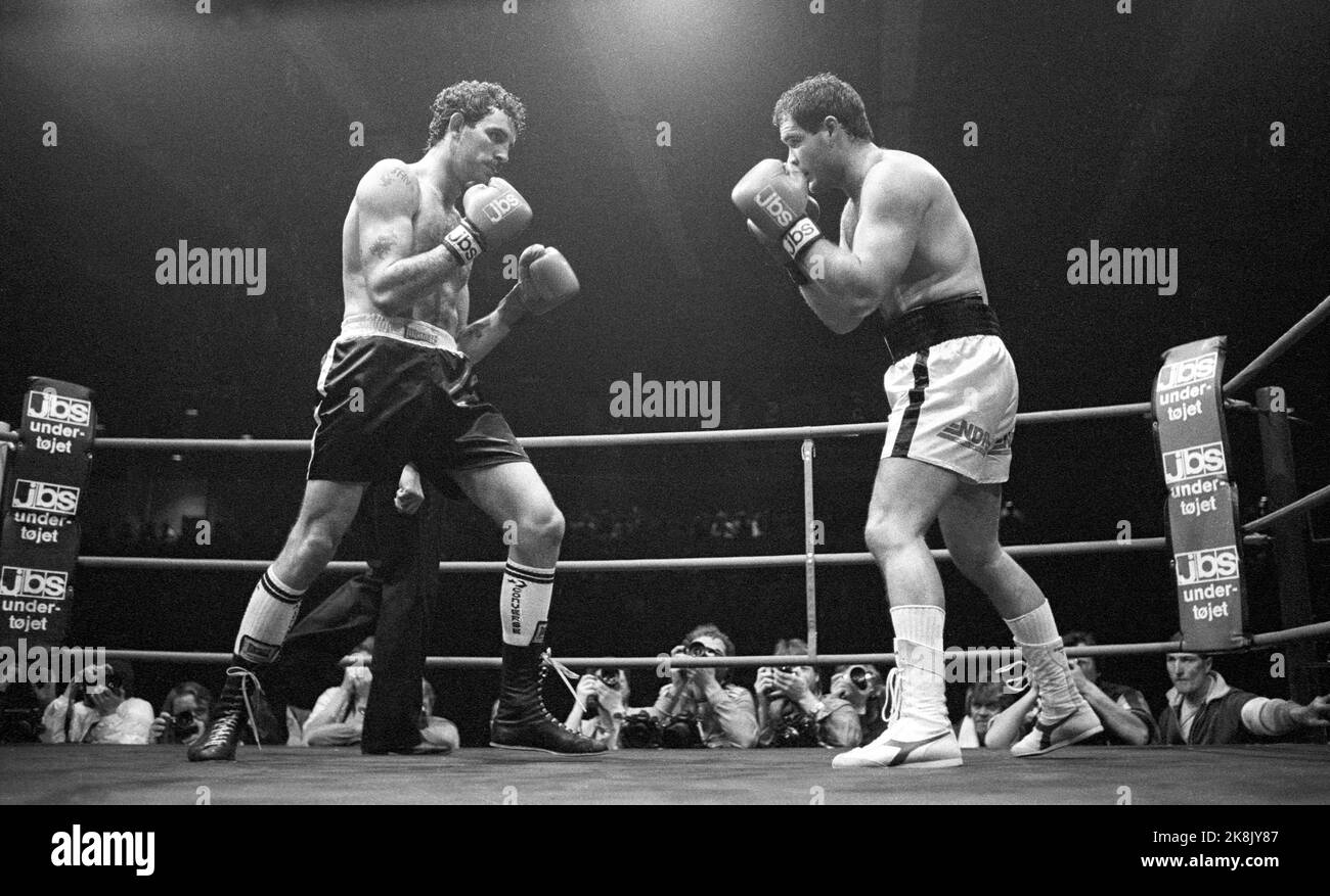 Hans due full figure action corner hi-res stock photography and images ...