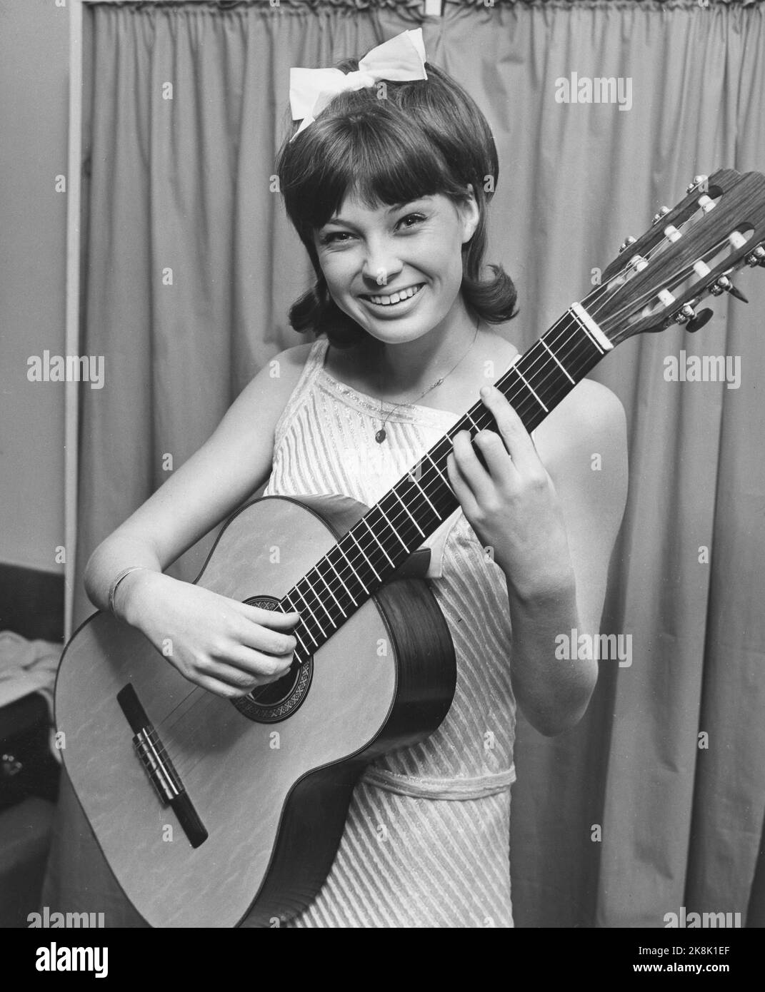 19651209 Artist Åse Kleveland. Smiling image with loop in the hair and ...