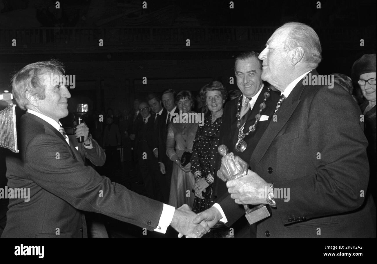 Oslo 19761019 King Olav (th) receives the statuette "newspaper boy ...