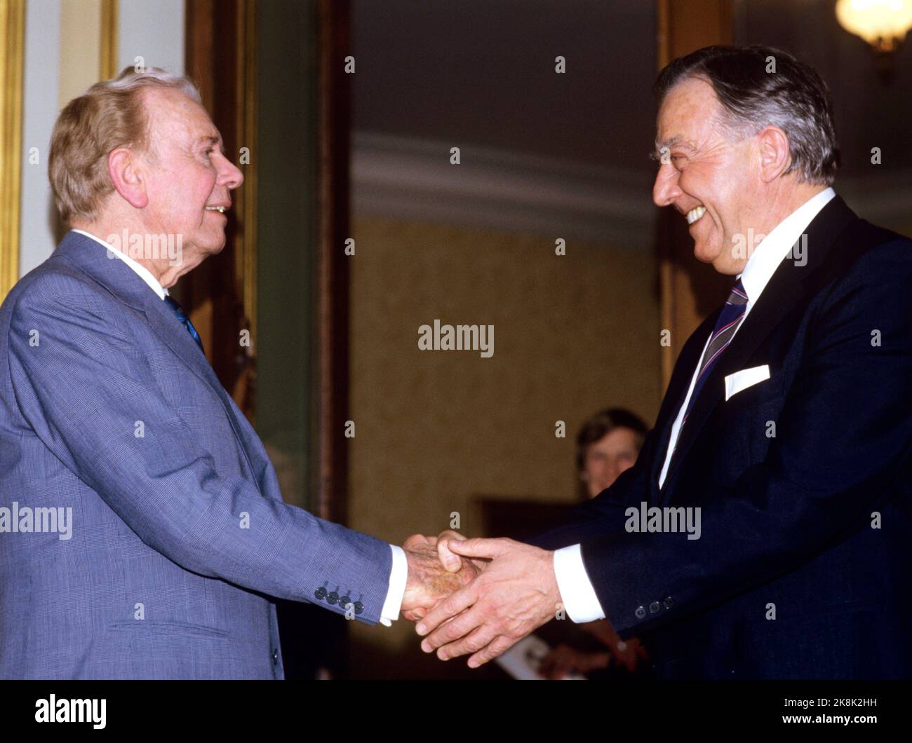 Oslo 19870425. Actor Per Aabel welcomes the mayor of Oslo, Albert ...