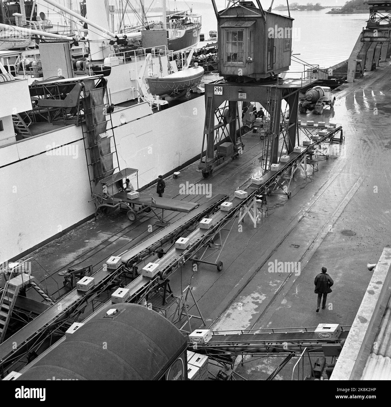 Oslo 19671127 unloading of Chiquita bananas for banana matthies, at the ...