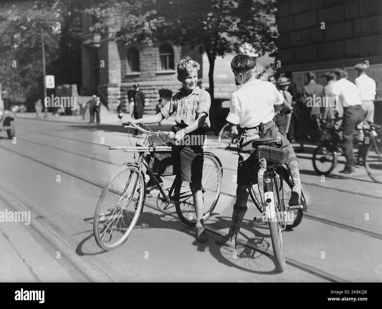 Oslo 1940-07 Syklister i Akersgata. Demonstrasjon av hvordan man IKKE ...
