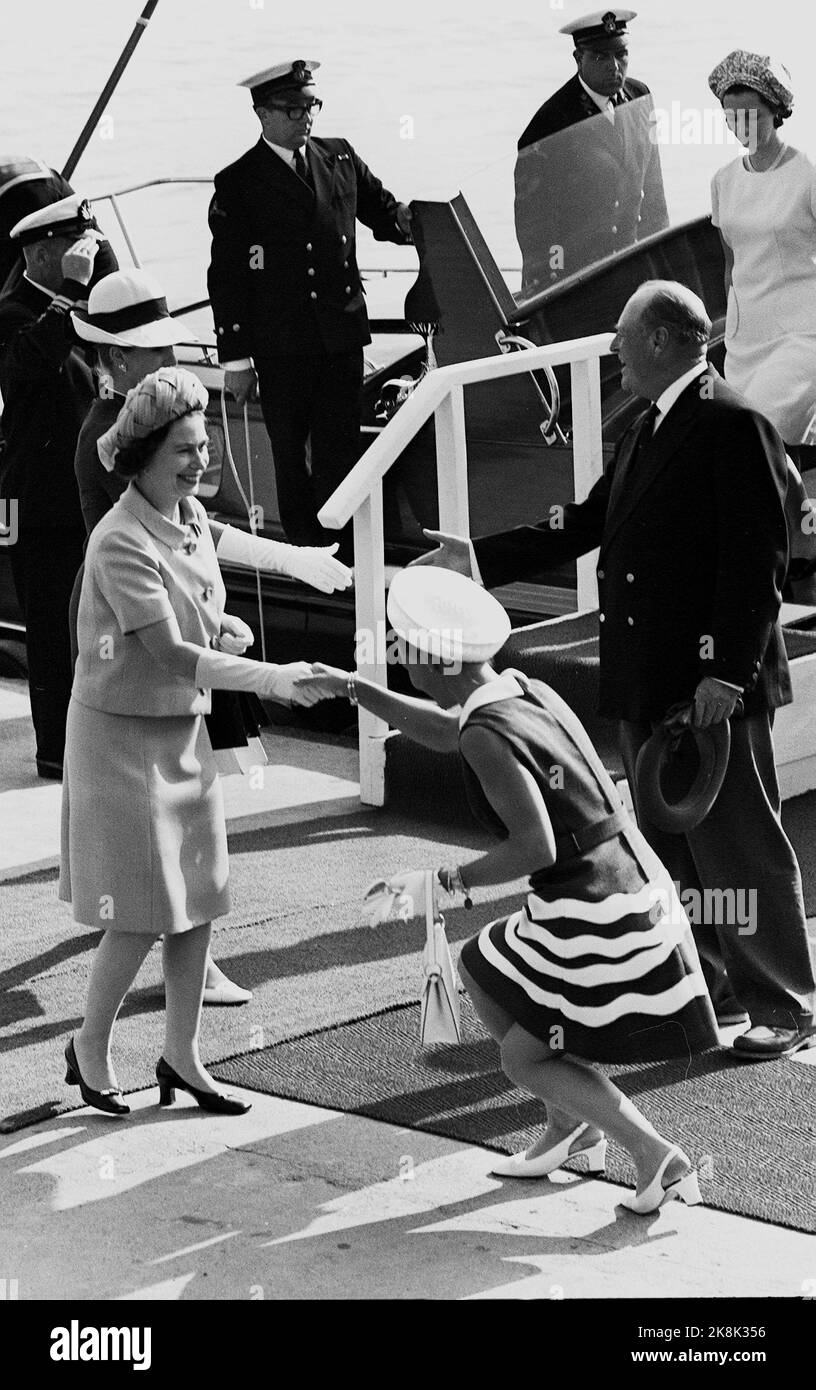 King olav and queen elizabeth smiling photo hi-res stock photography ...