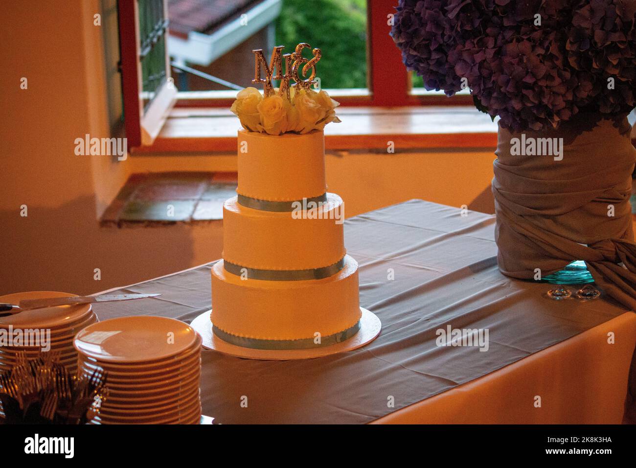 Three levels cake hi-res stock photography and images - Alamy