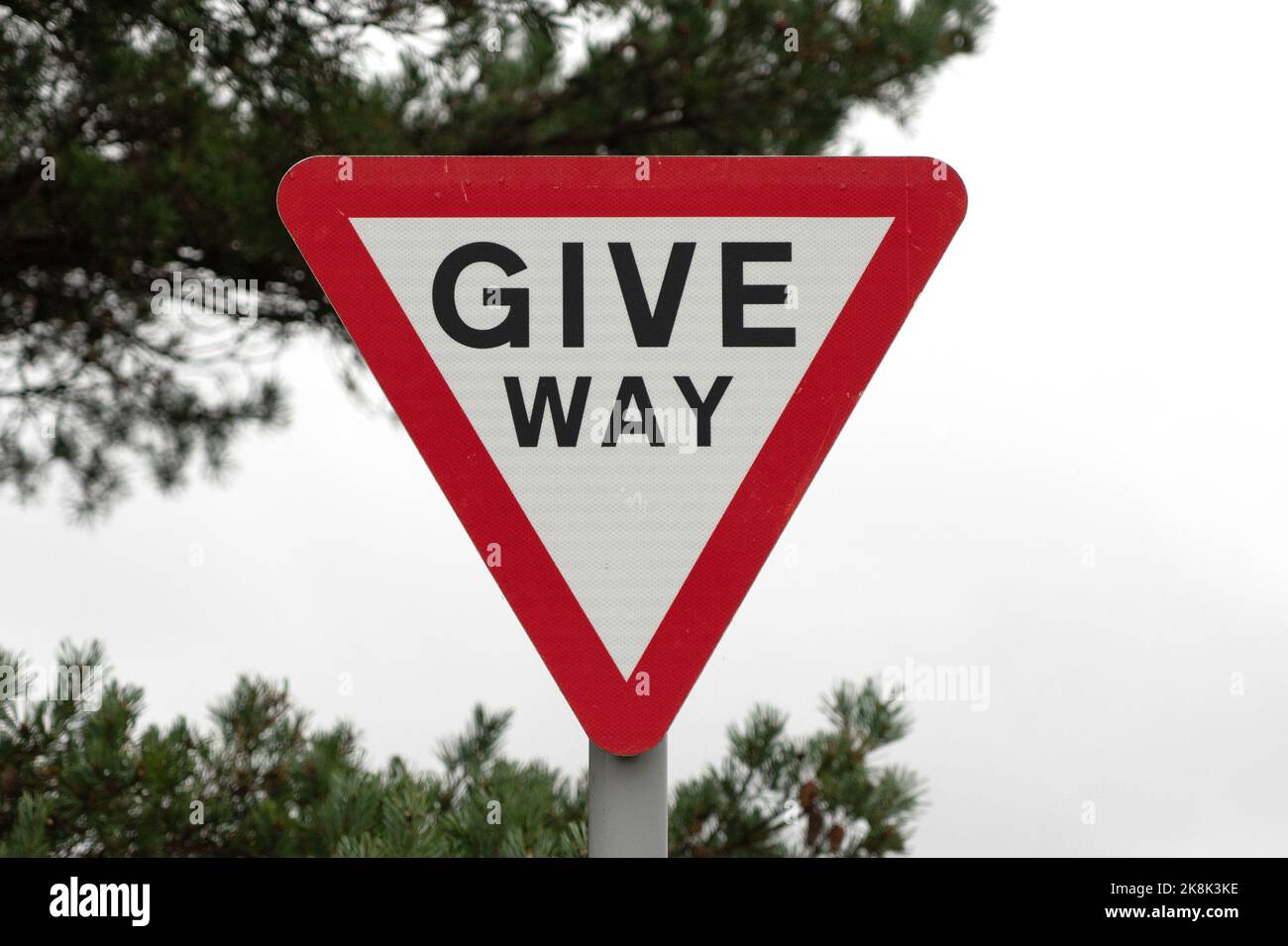 Give Way Sign, Give way to oncoming traffic Stock Photo - Alamy Give Way Sign, Give way to oncoming traffic Stock Photo - Alamy