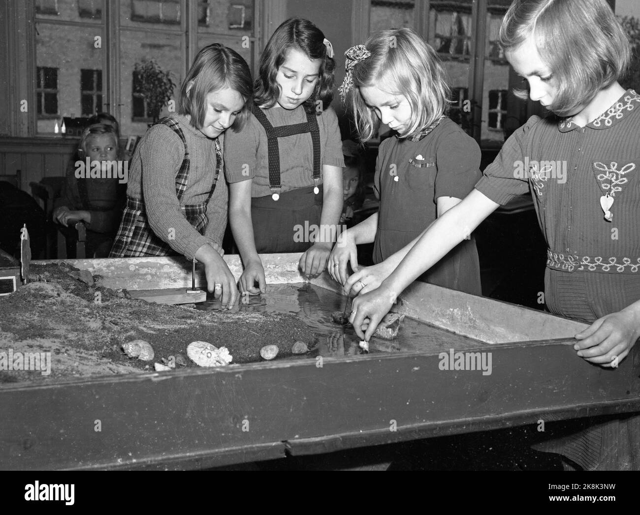 Oslo 19470111 A day at Bjølsen school. Nationwide drawing competition ...