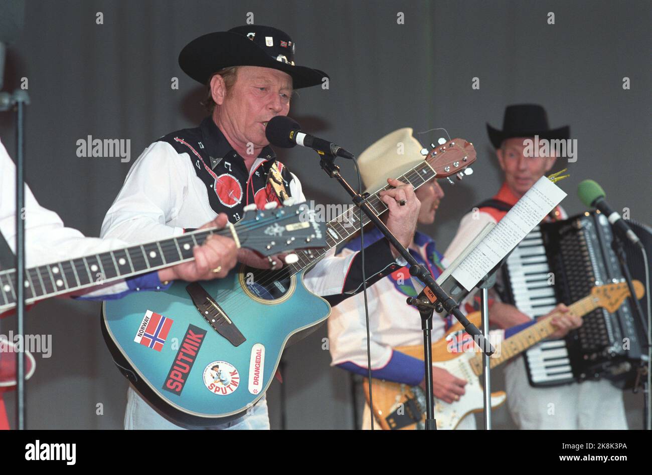 Who performs for a responsive audience photo hi-res stock photography ...