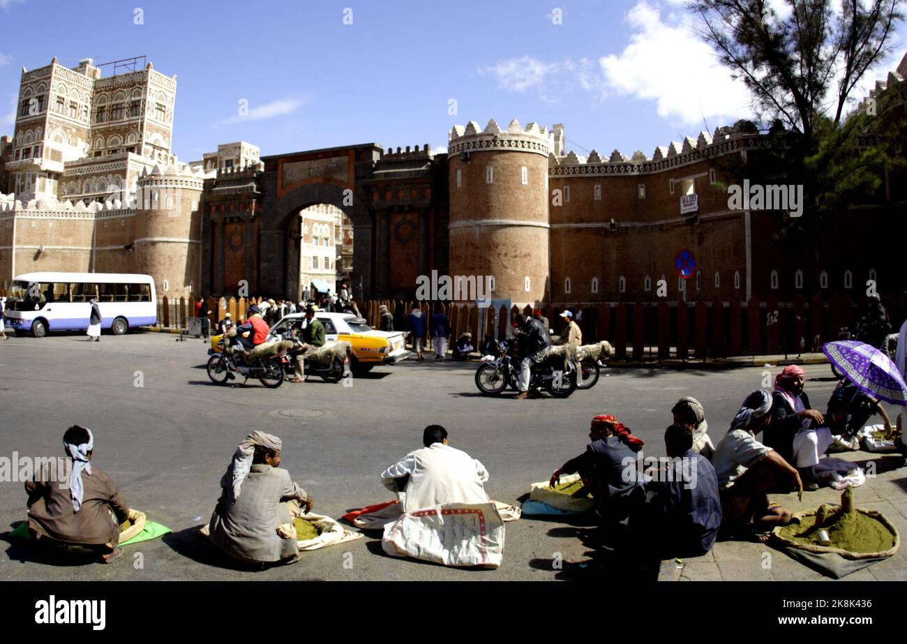 Vendors at the Bab al Yaman, Sana’a Old City, Yemen Stock Photo - Alamy