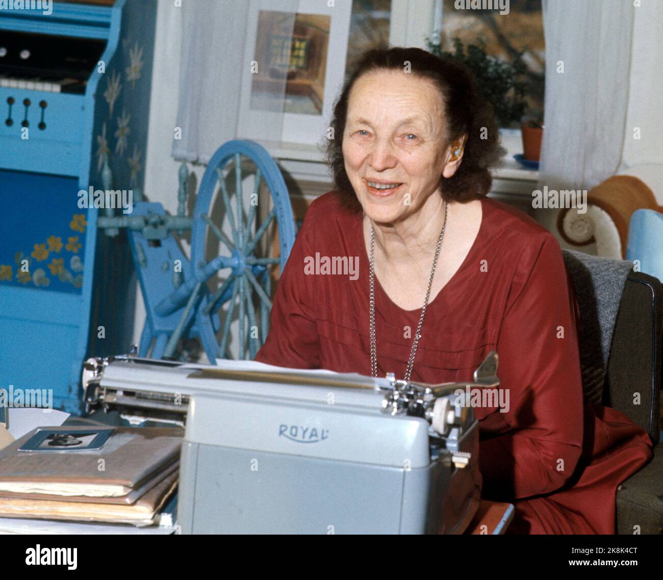 Henrik laurvik ntb typewriters alone portrait hi-res stock photography ...