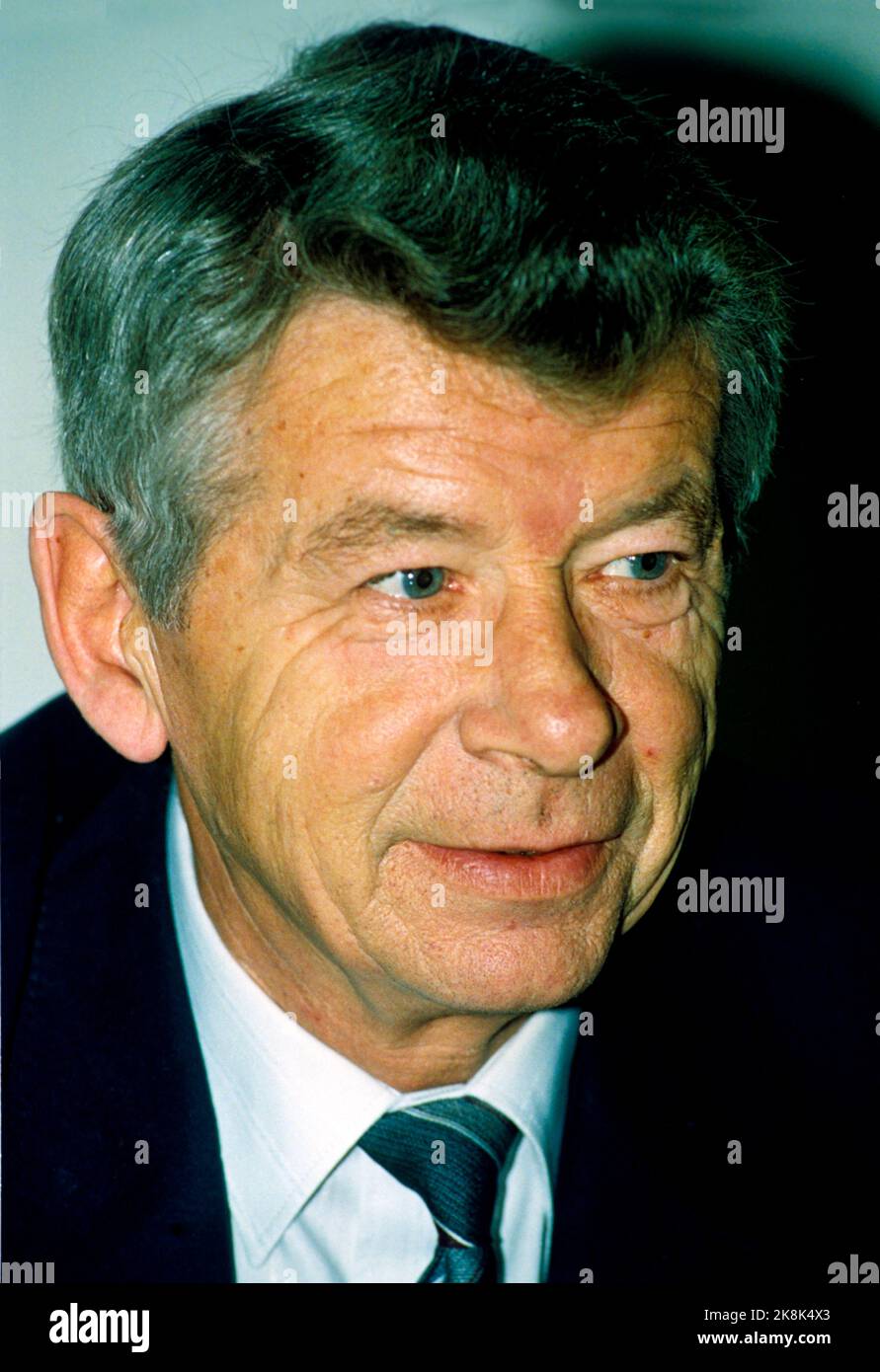 Oslo December 26, 1990. Minister of Industry Ole Knapp. Photo; Lise ...
