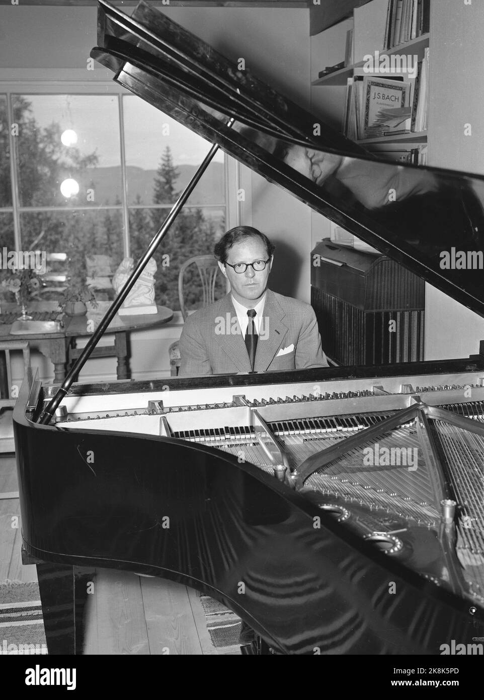 Oslo 19520818 pianist robert riefling plays piano photo hi-res stock ...