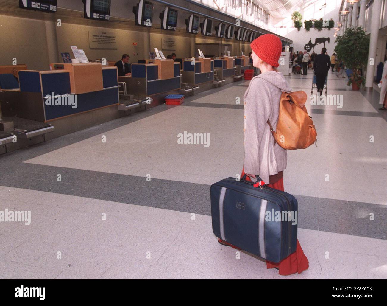 Helge hansen passenger airport strike luggage hi-res stock photography ...