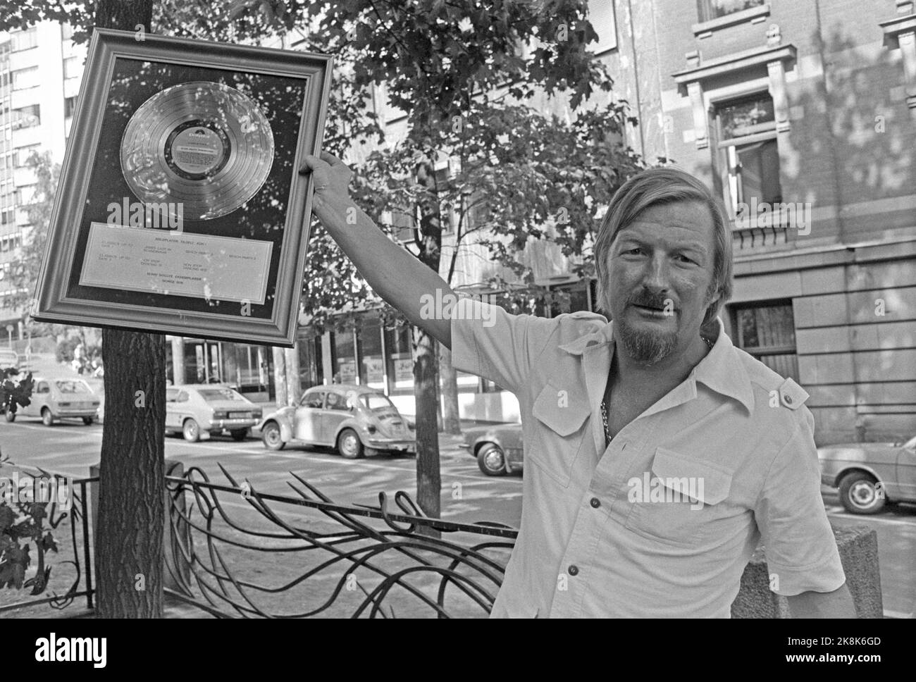 Oslo 19760811. Orchestra leader James Last is handed over the gold ...
