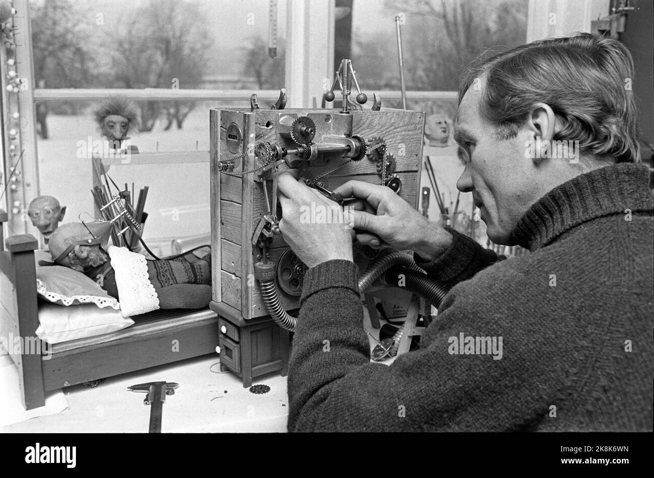 Oslo 19711125 in Ivo Caprino's studio is currently being filmed ...