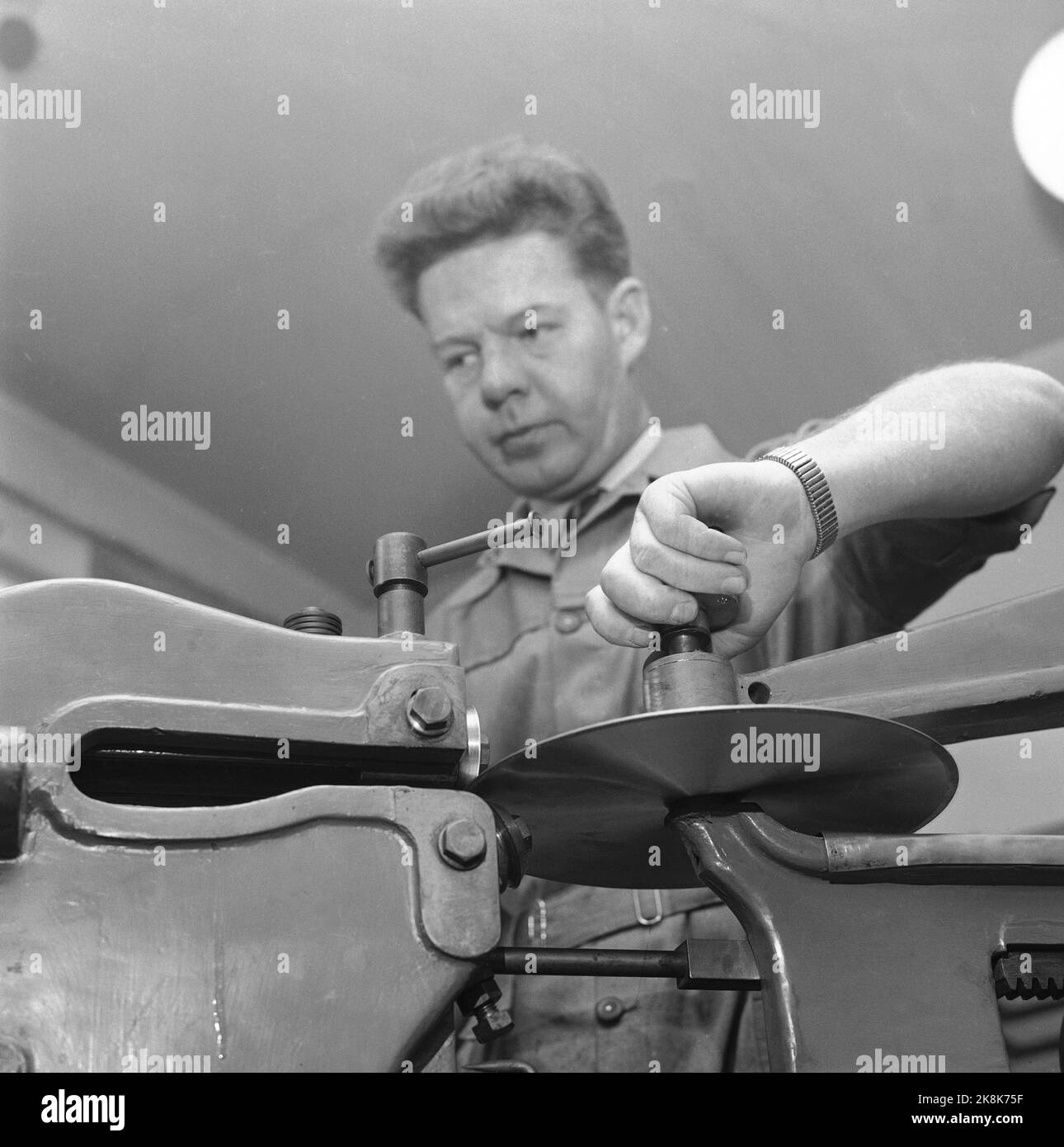 Oslo 18 May 1957. "The Monn-Keys" makes plate, here a machine used ...