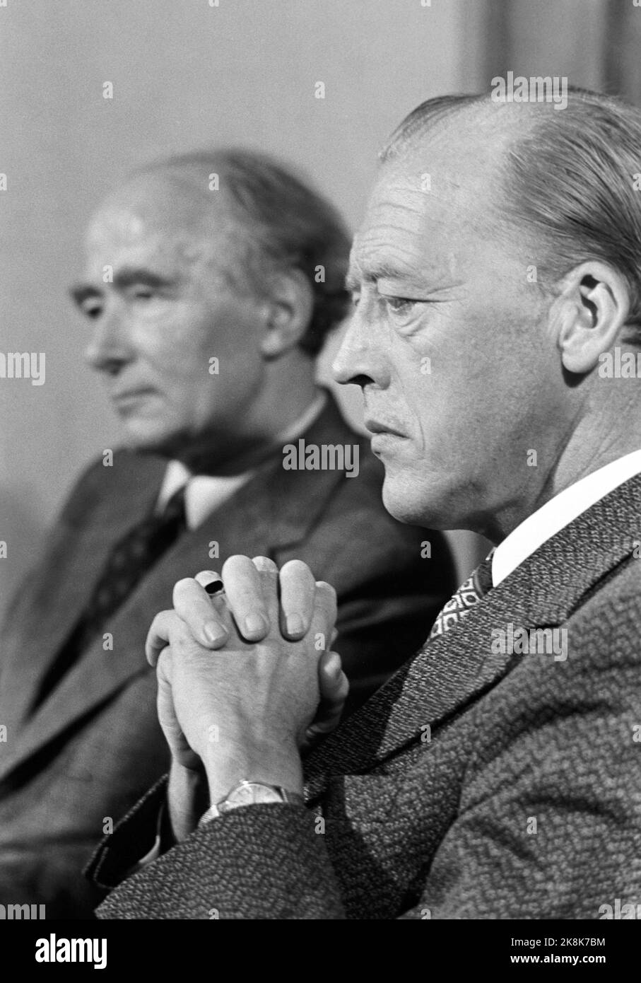 Oslo 19750924 government meeting in the norwegian labor party hi-res ...