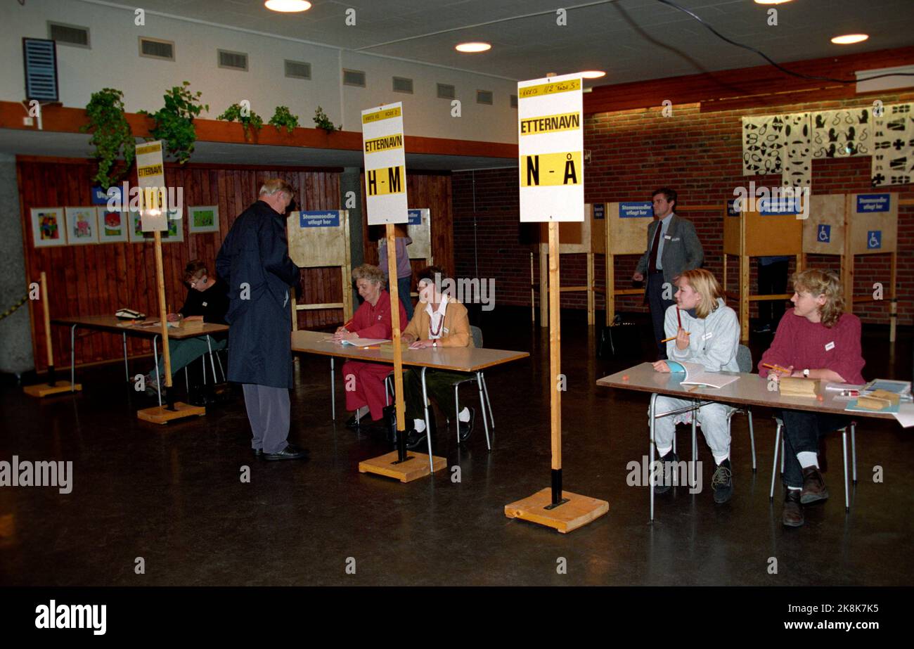 Oslo 19941128 Politician Inge Lønning registers for the 1994 EU ...