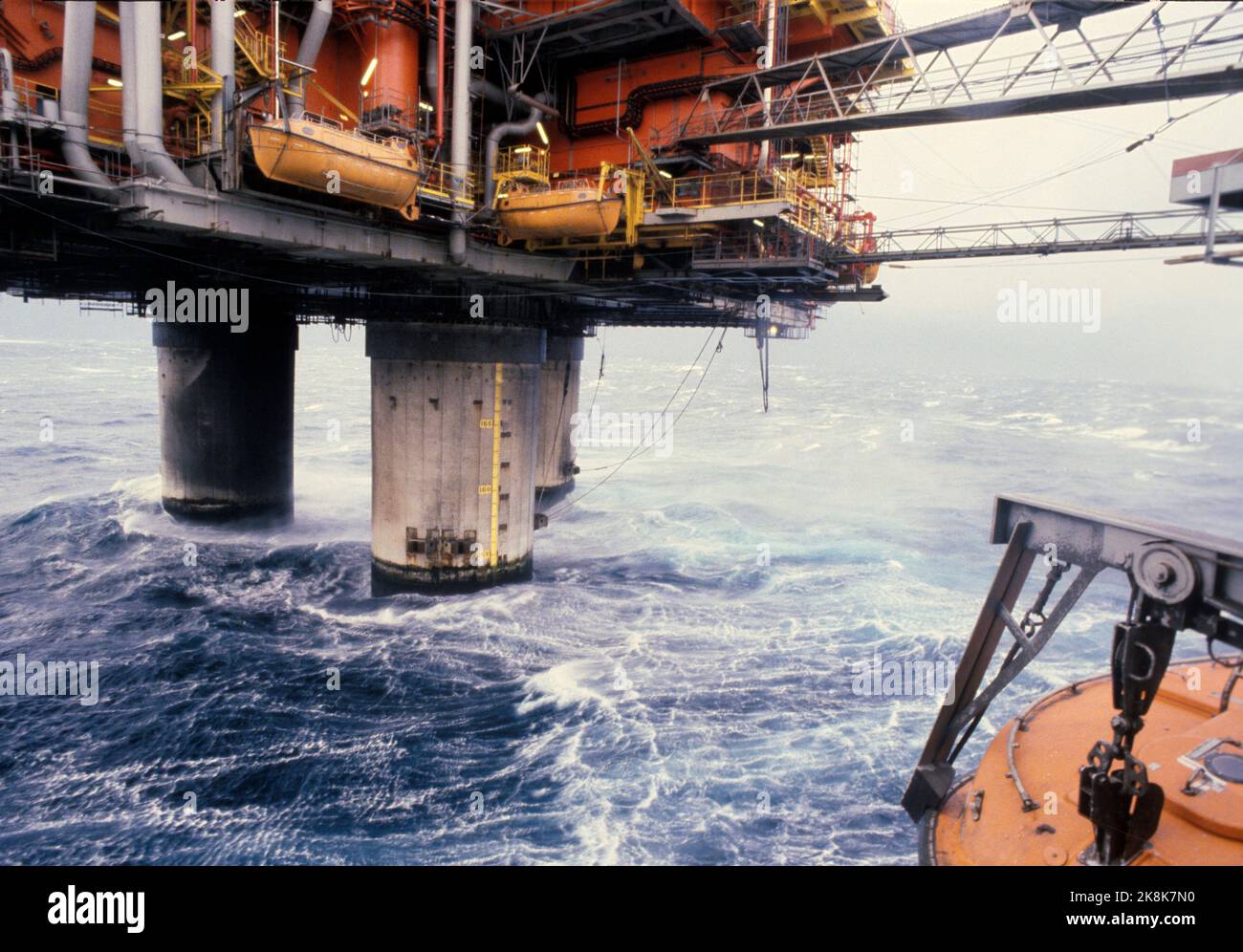 Knut odras ntb ntb waves ocean storm oil platforms hi-res stock ...