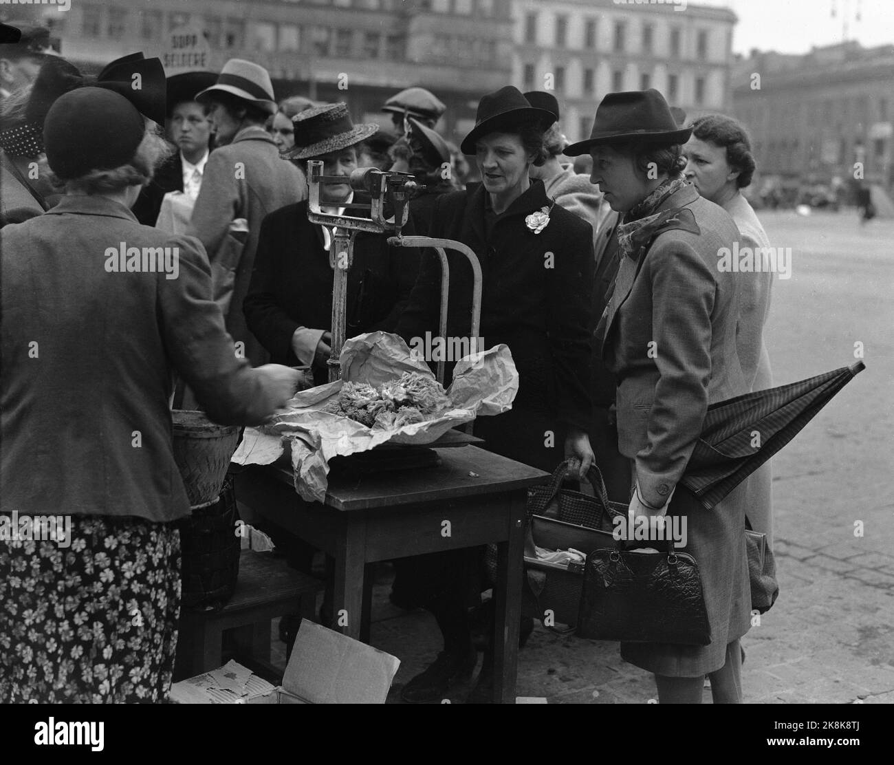 Men women in room Black and White Stock Photos & Images - Alamy