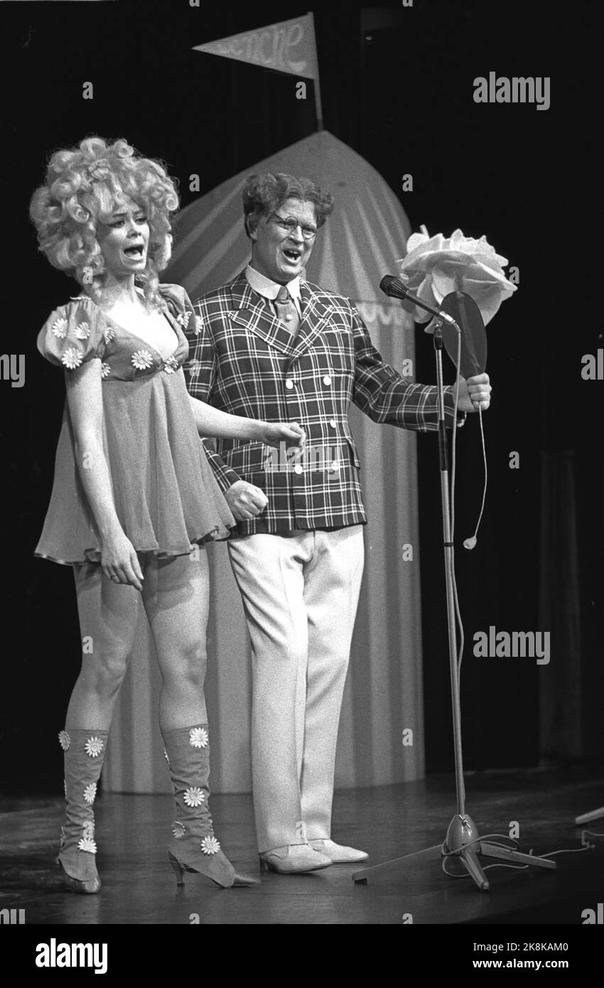 Pow show 1 hi-res stock photography and images - Alamy