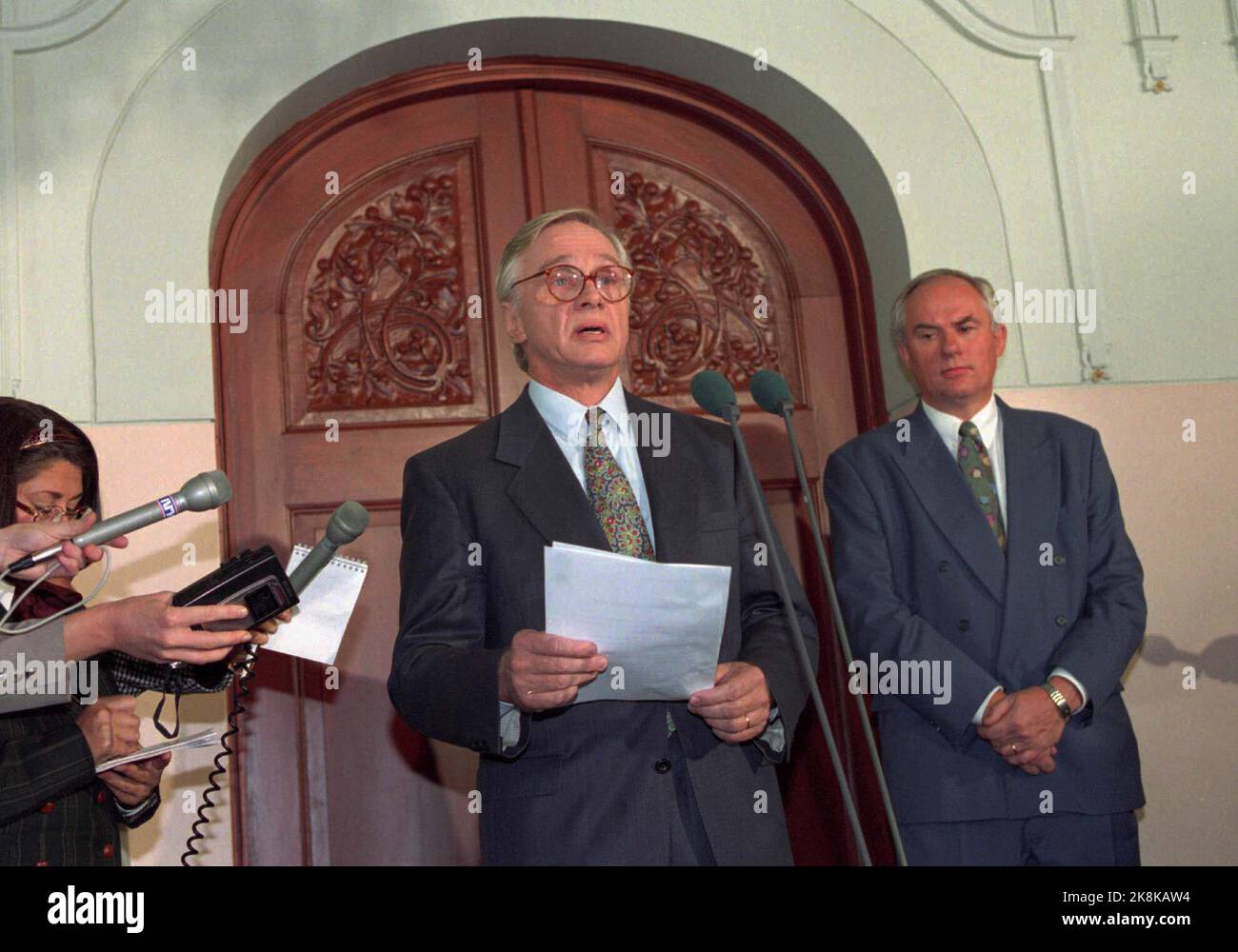 Plo chairman yasir arafat and israels foreign minister shimon peres hi ...