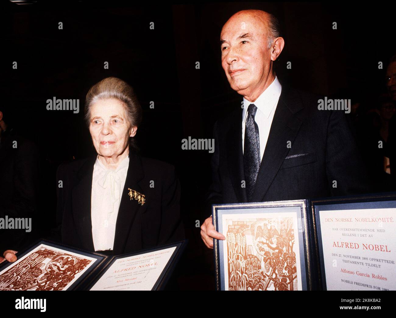 Oslo 19821210 the peace prize hi-res stock photography and images - Alamy