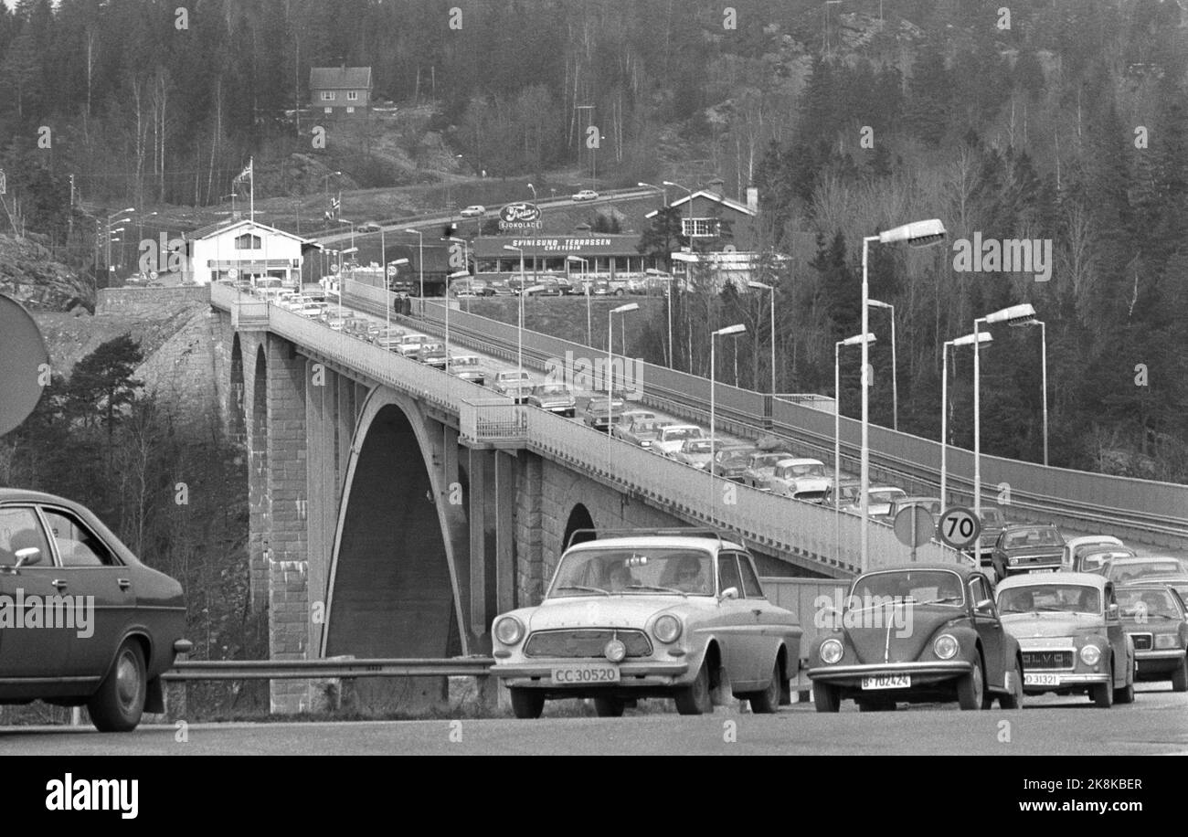 Svinesund March 31, 1975. Norwegians invade Sweden to shop on Thursday ...