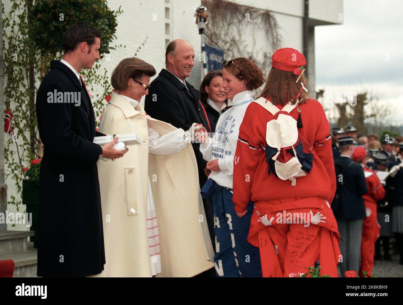 Skaugum. The royal family celebrates May 17. Here from the stairs at ...