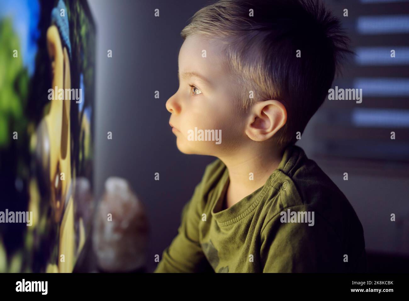 Kid watch tv cartoon hi-res stock photography and images - Alamy