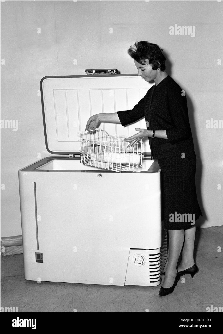 Ntb ntb daily life women freezer hi-res stock photography and images ...