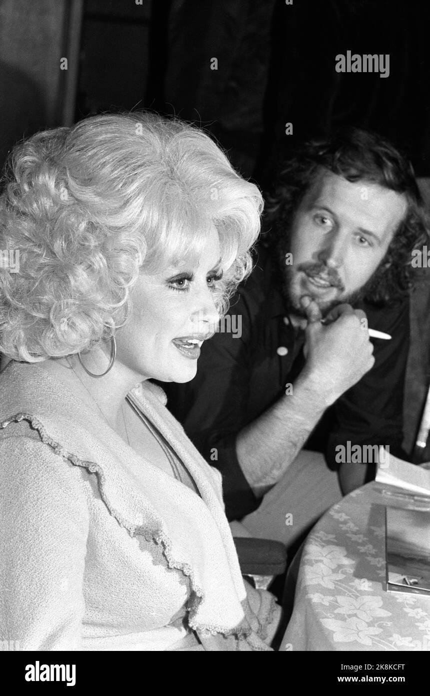 Oslo 19781102. Country and western star Dolly Parton lined up for the ...