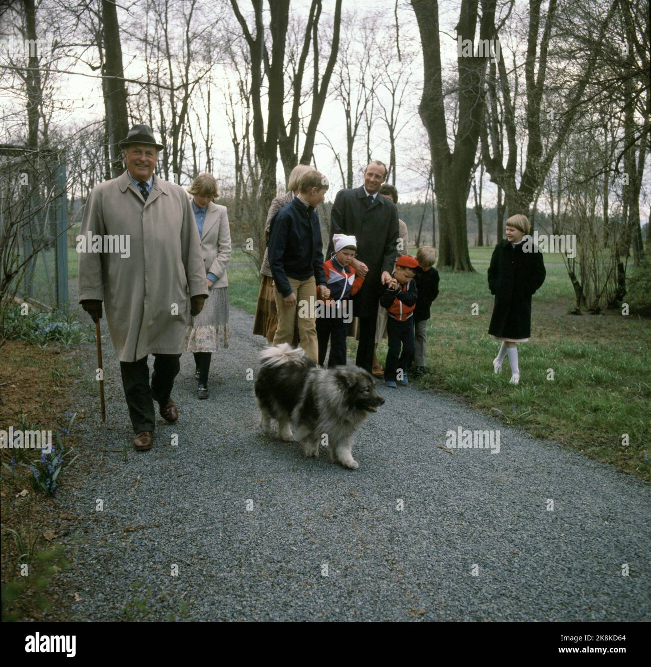 Oslo 1978-05-10: King Olav with the family at Bygdøy Kongsgård. King ...